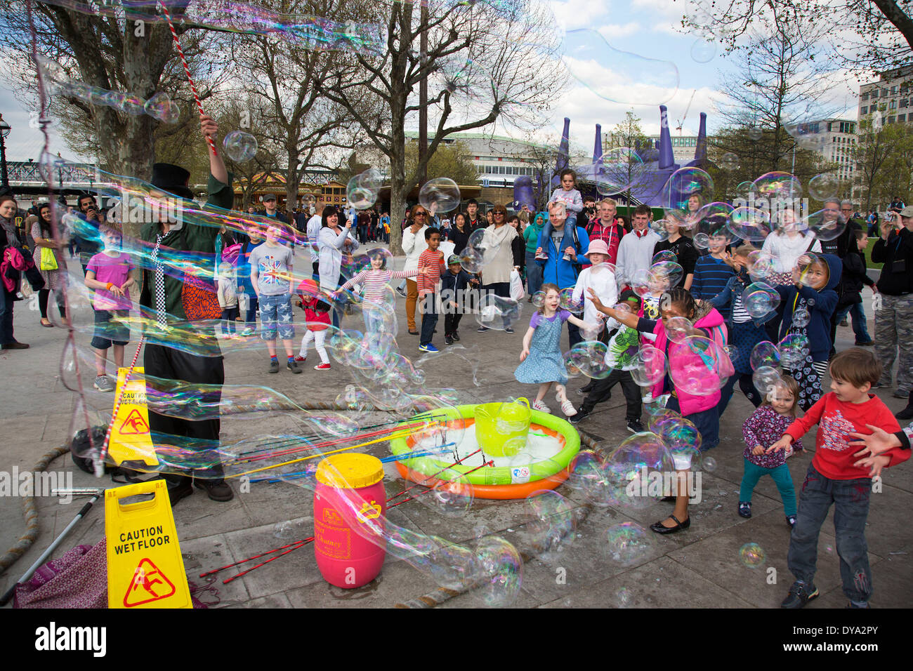 Bubble man on the South Bank walkway entertains children with his ...