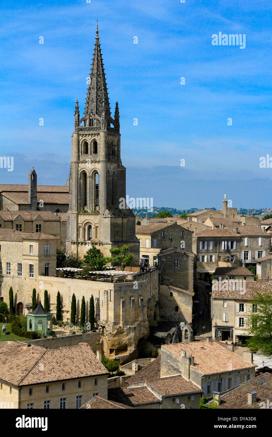 View over historic village of Saint-Emilion, France towards Gothic ...