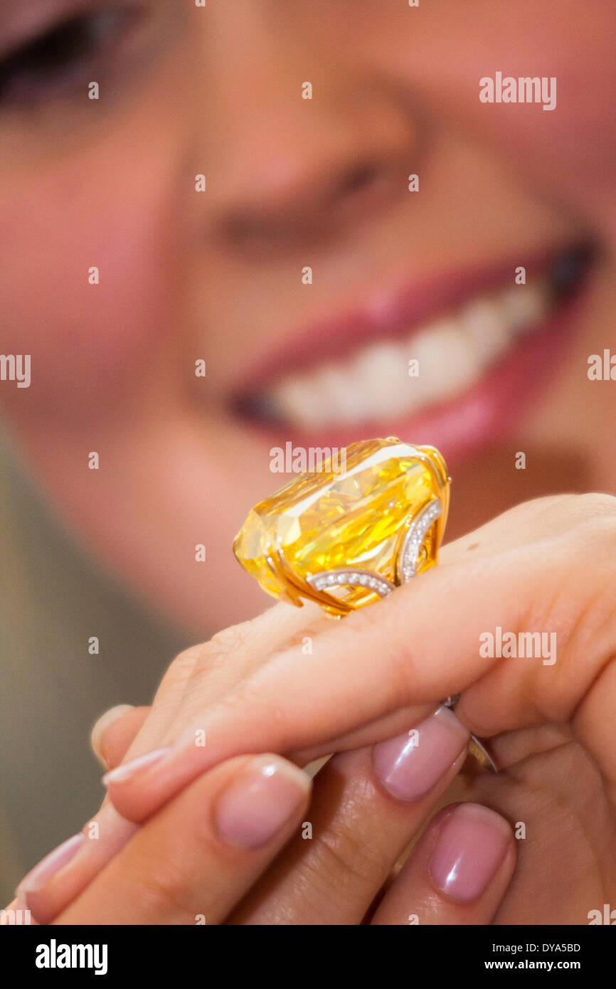 Rough alluvial diamonds hi-res stock photography and images - Alamy