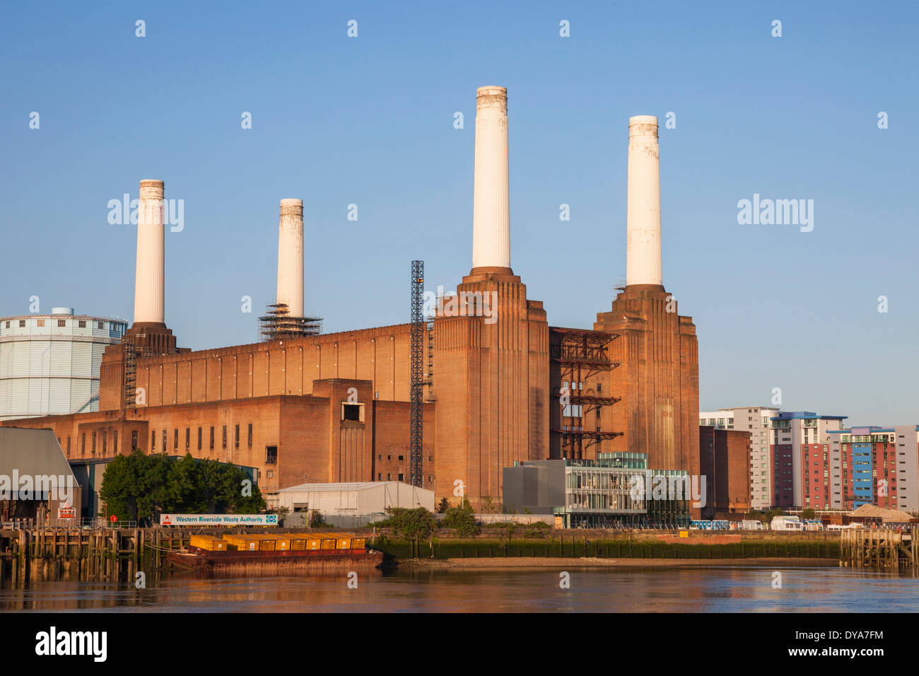 River thames power station hi-res stock photography and images - Alamy