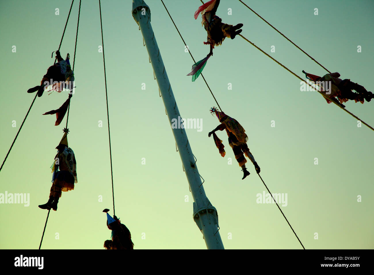 Danza de Voladores de Papantla (a Mexican pre-Columbian ariel dance ...