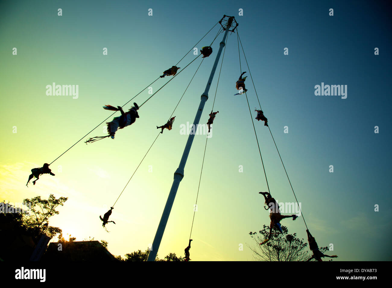 Danza de Voladores de Papantla (a Mexican pre-Columbian ariel dance ...