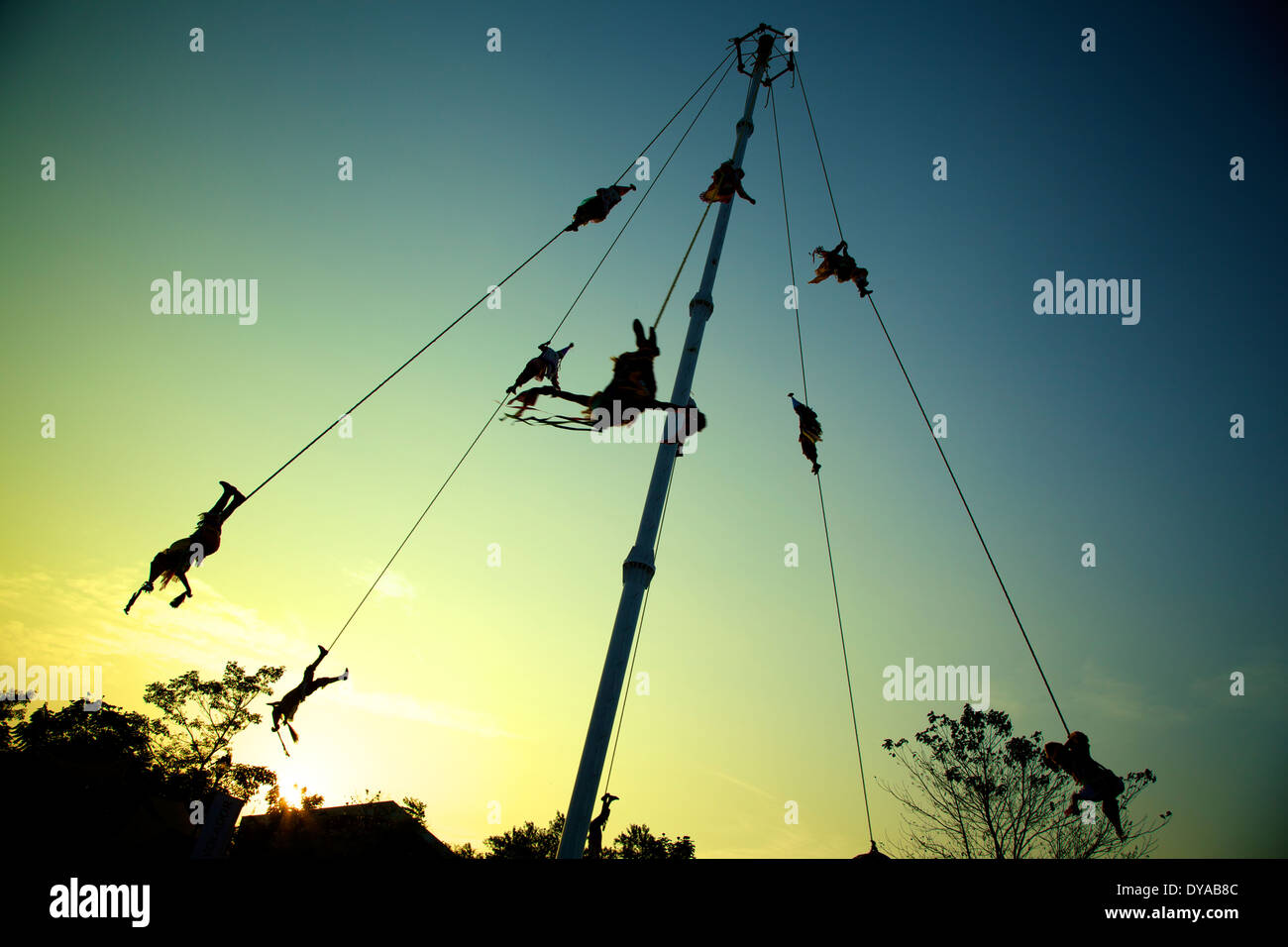 Danza de Voladores de Papantla (a Mexican pre-Columbian ariel dance ...