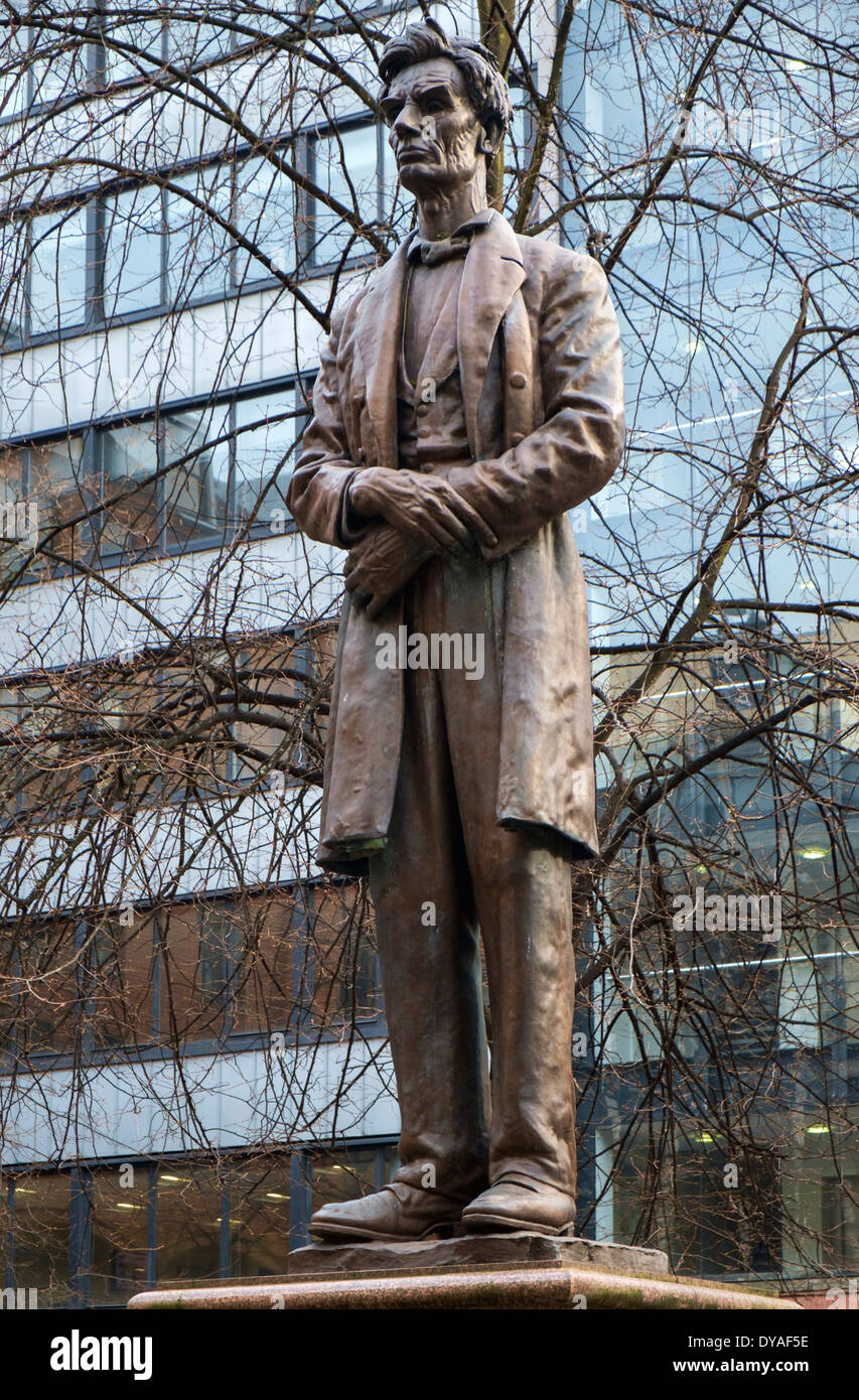 Staute of American president Abraham Lincoln in a small square on Queen ...