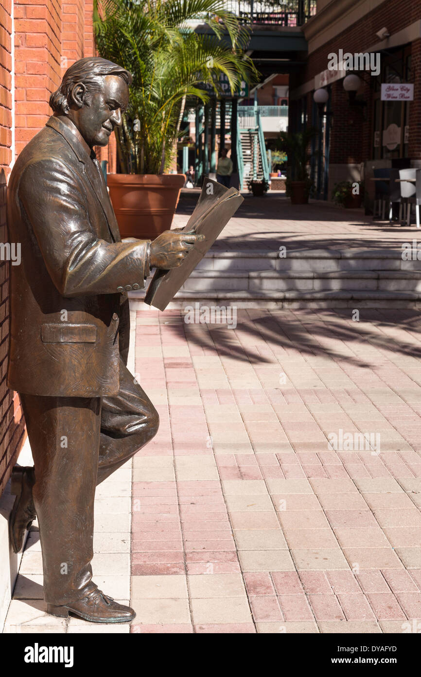 Statue sculpture newspaper hi-res stock photography and images - Alamy