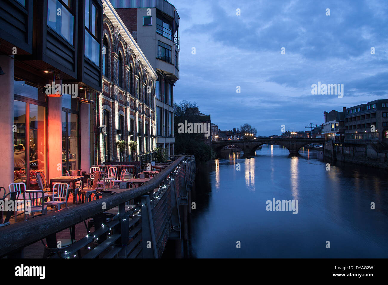 Waterfront seating hi-res stock photography and images - Alamy