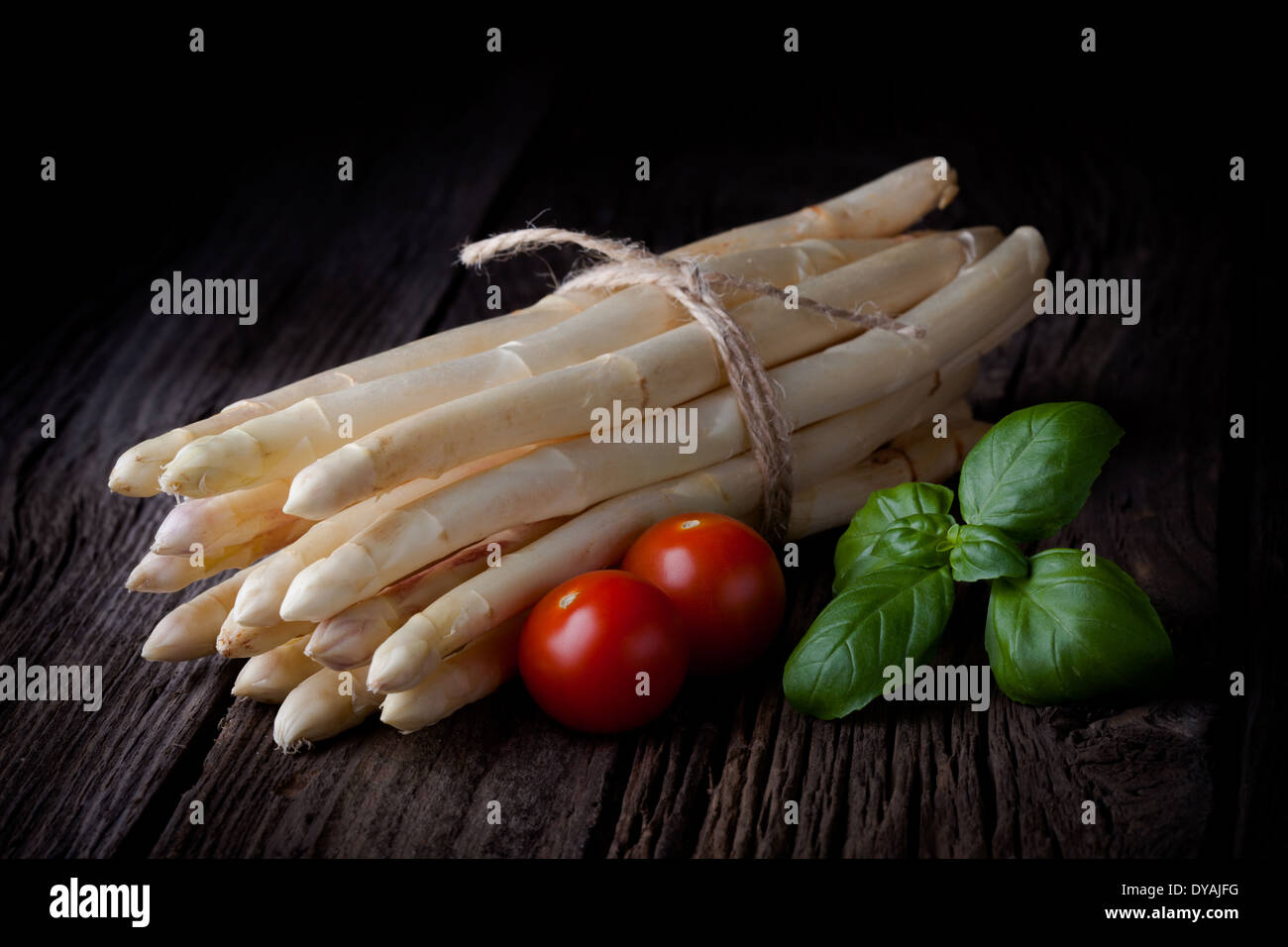 White asparagus dark hi-res stock photography and images - Alamy