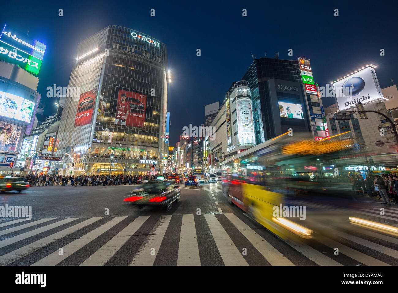 Tokyo night scene hi-res stock photography and images - Alamy