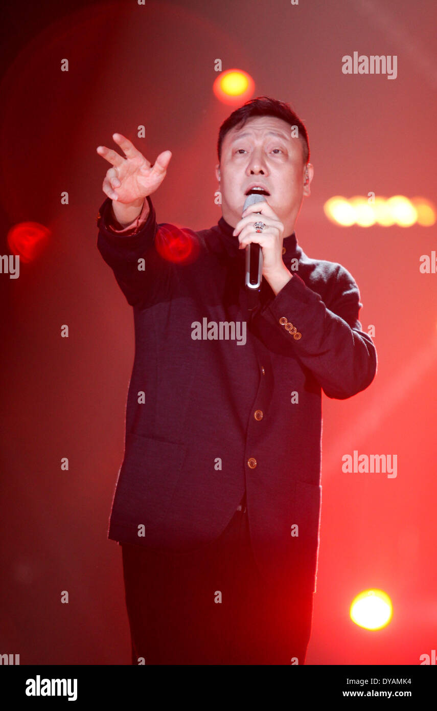 Professional singers hi-res stock photography and images - Alamy