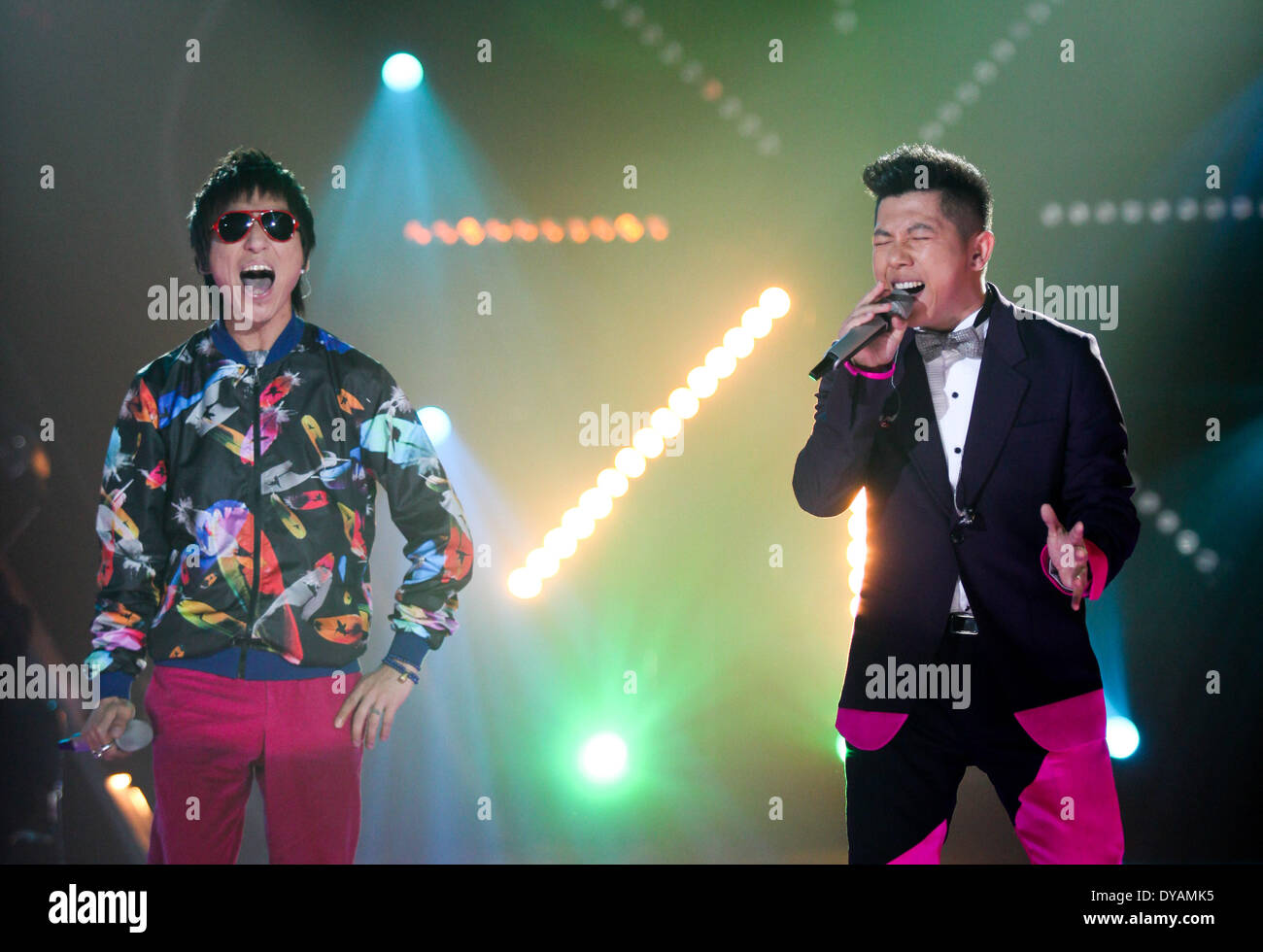 Professional singers hi-res stock photography and images - Alamy