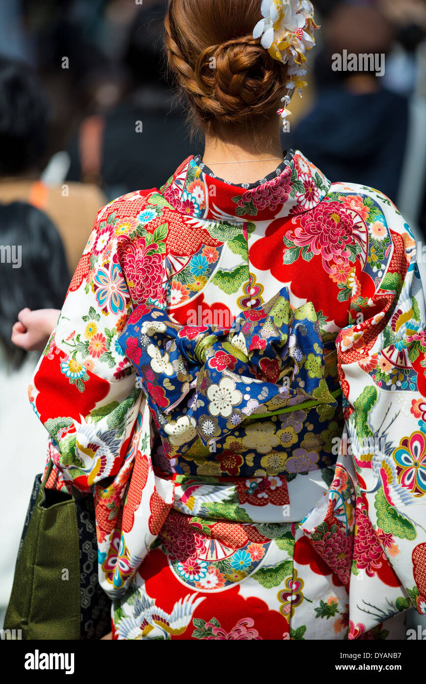 Red kimono hi-res stock photography and images - Alamy