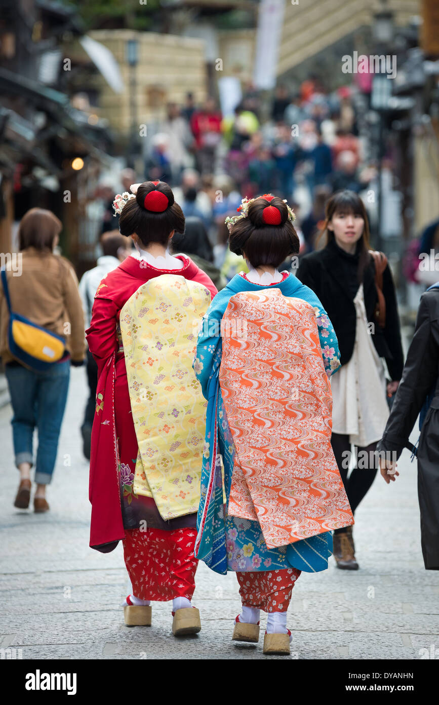 Geisha street scene hi-res stock photography and images - Alamy