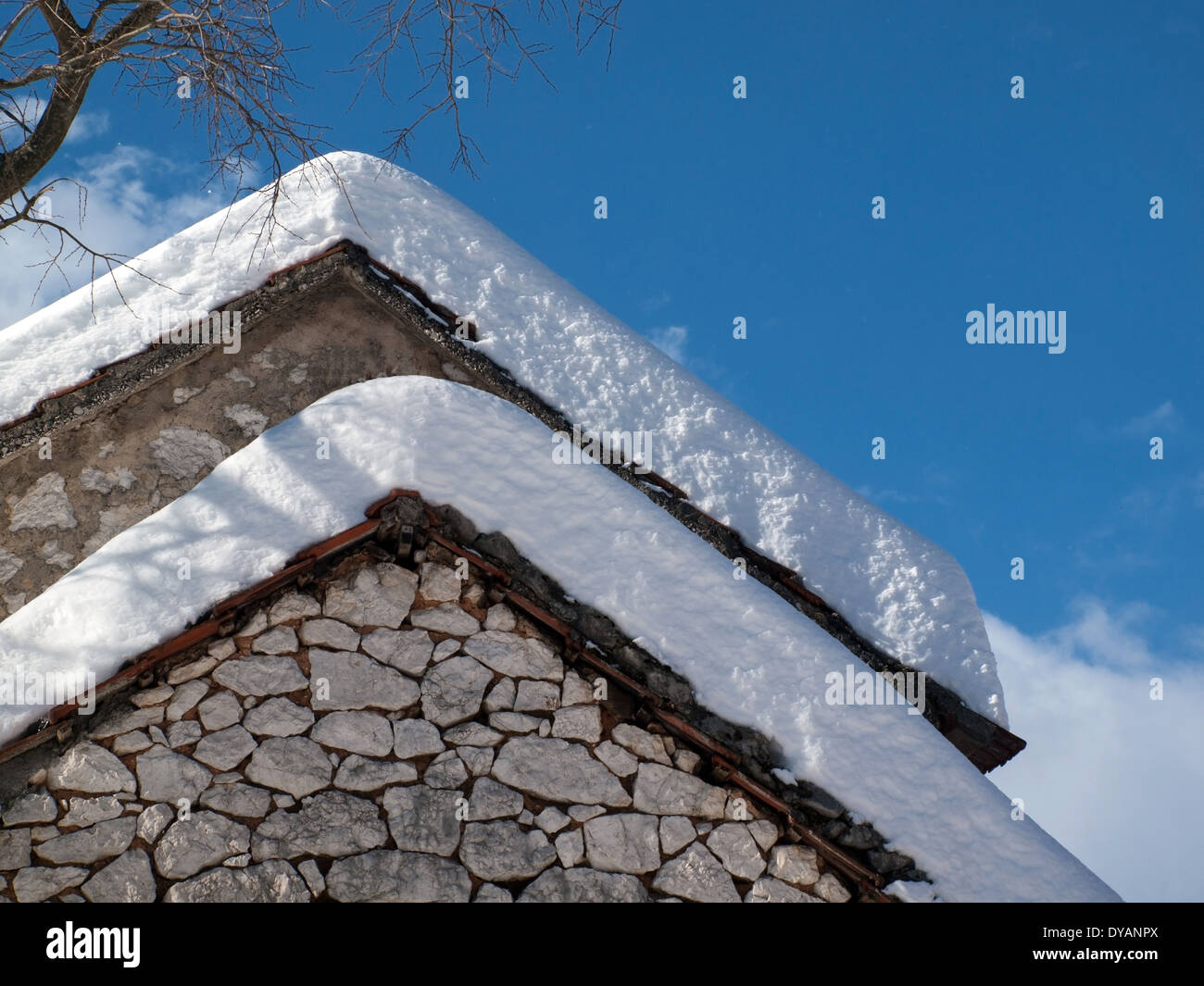 Old house covered snow hi-res stock photography and images - Alamy