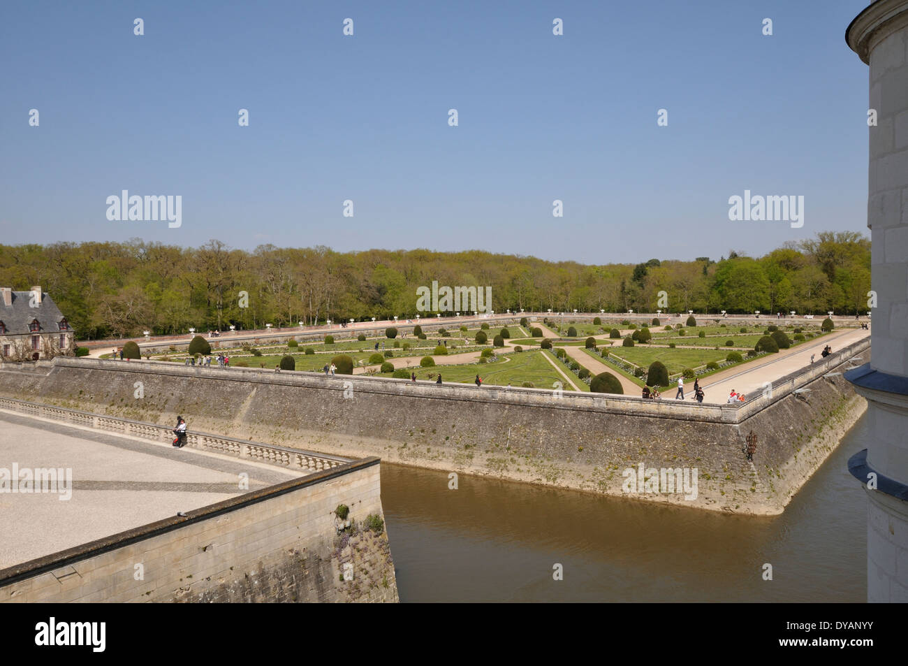 Moat and garden of the Castle of Chenonceau Stock Photo - Alamy