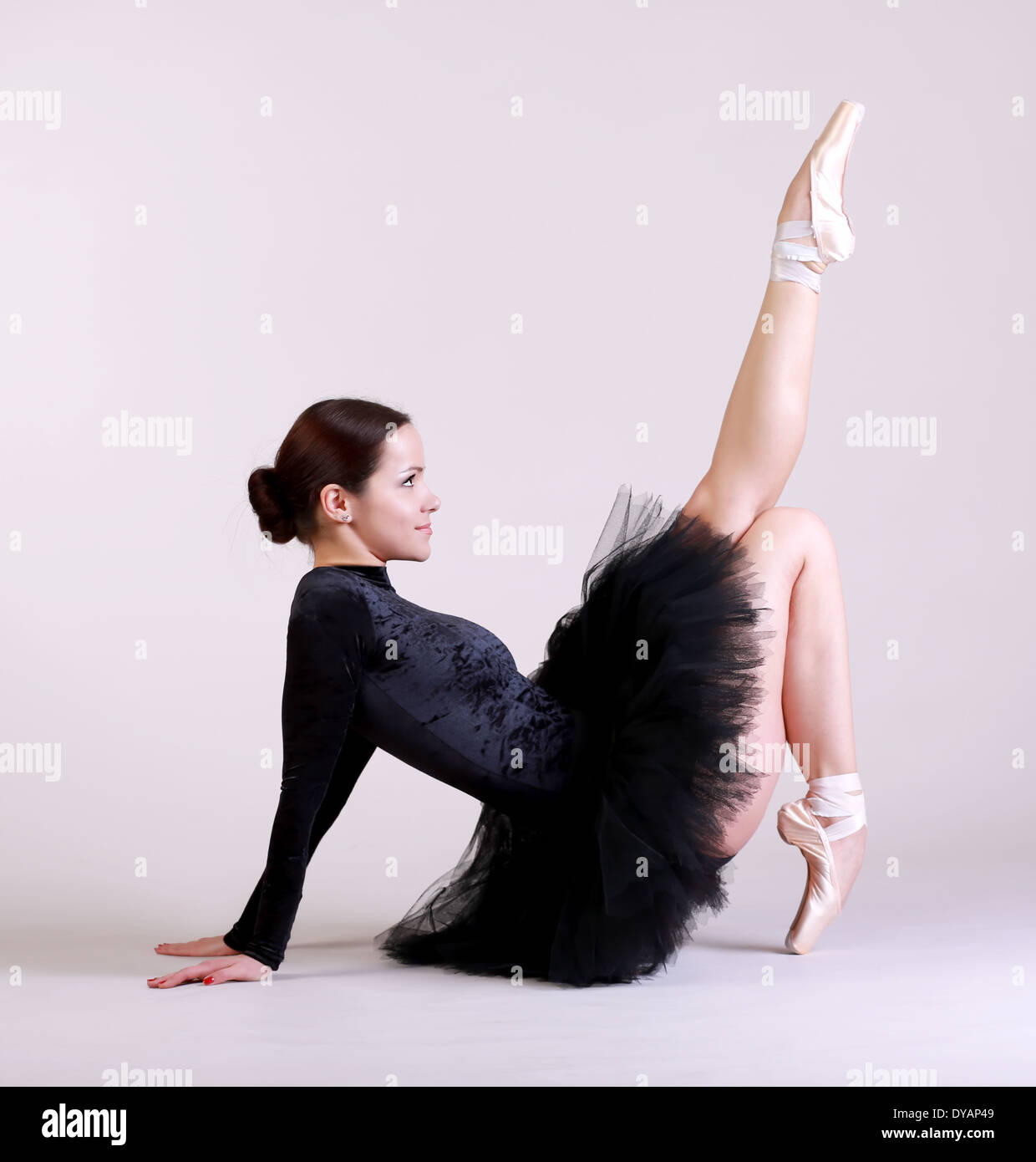 Female profile whole body hi-res stock photography and images - Alamy