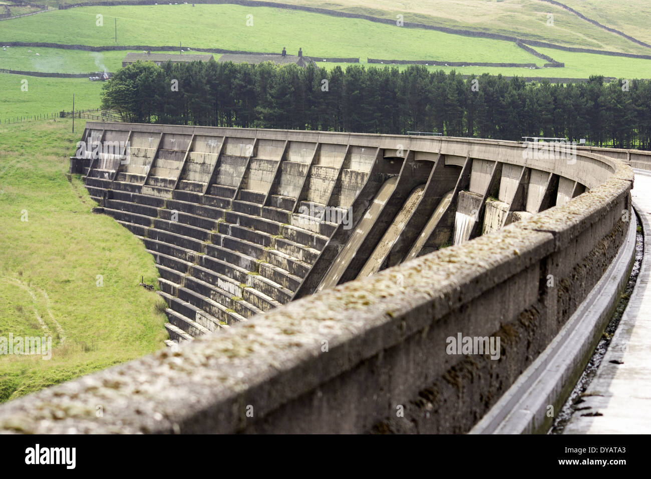 Dam walkway hi-res stock photography and images - Alamy