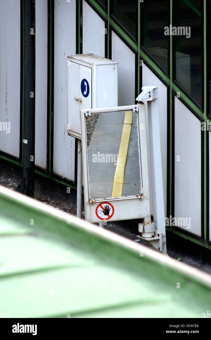 Platform mirror hi-res stock photography and images - Alamy