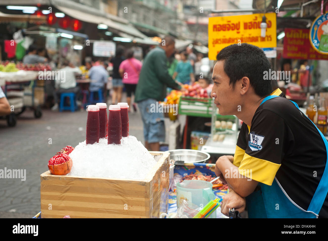 Bangkok, Thailand - Man selling fresh juice Stock Photo - Alamy