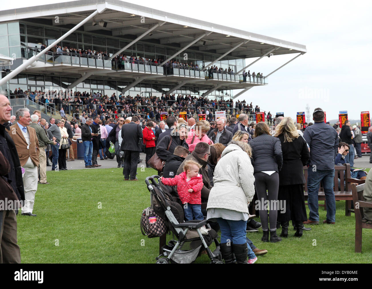Newbury racecourse hi-res stock photography and images - Alamy