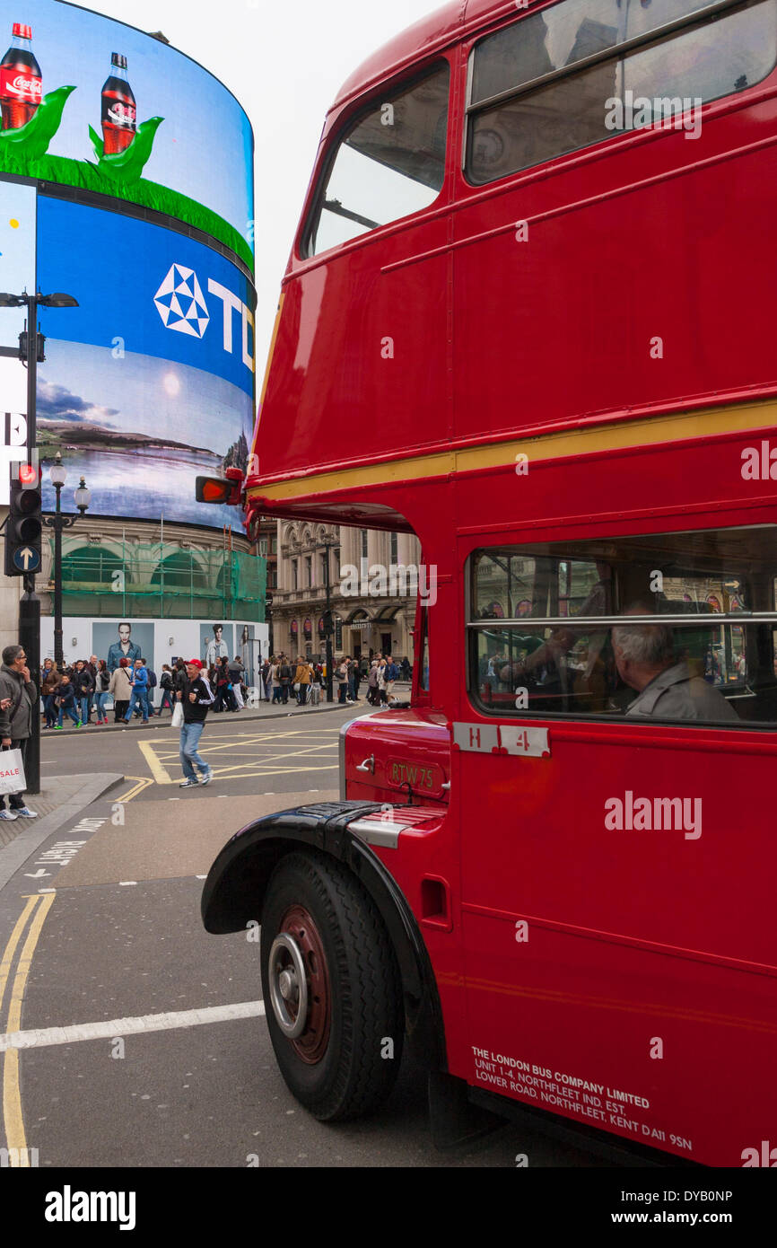 London rt bus hi-res stock photography and images - Alamy