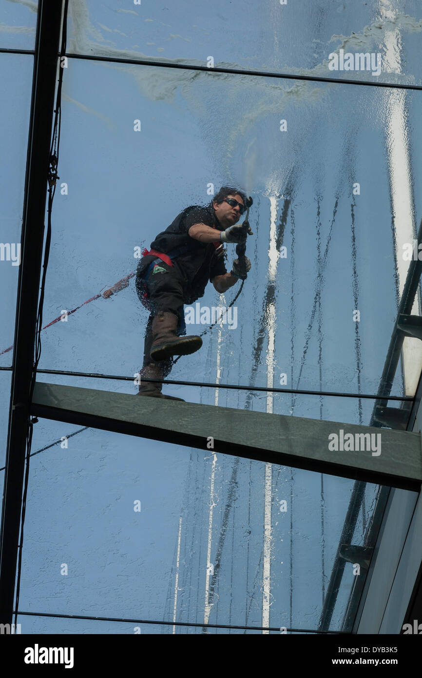 High level cleaning hi-res stock photography and images - Alamy