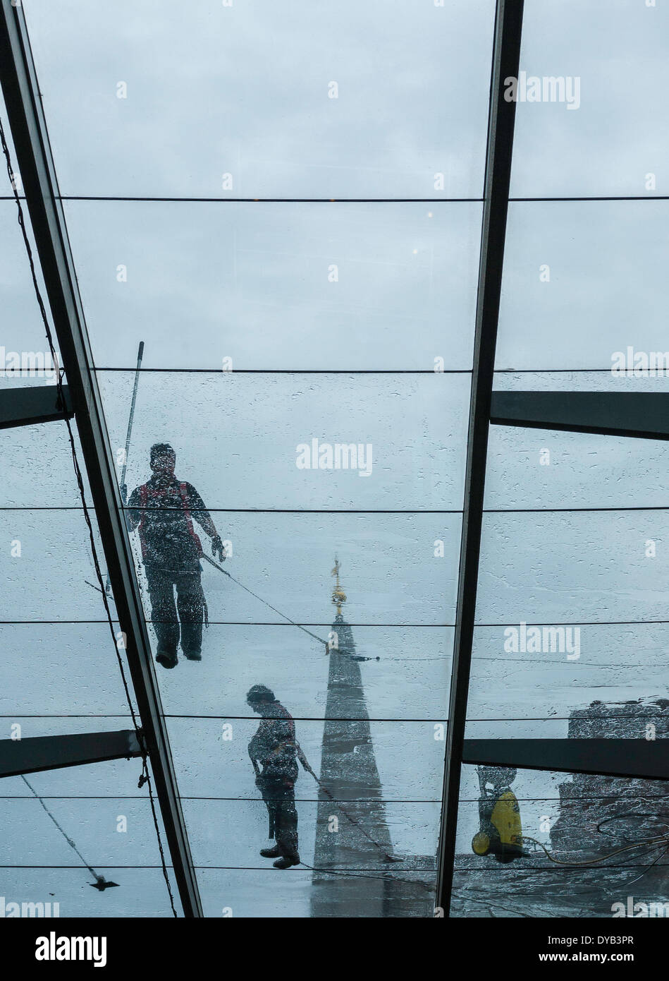 High level cleaning hi-res stock photography and images - Alamy