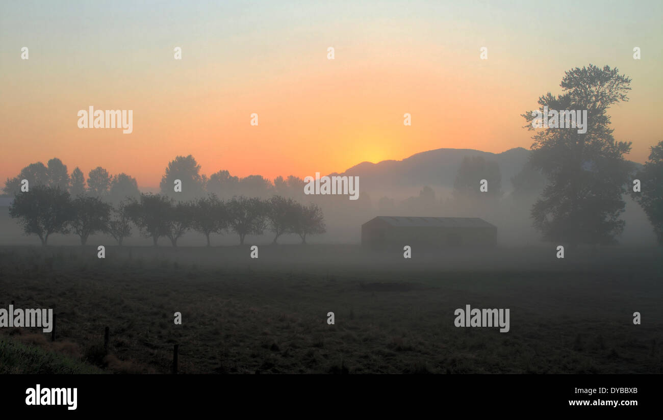 Early morning sunrise behind mountains hi-res stock photography and ...