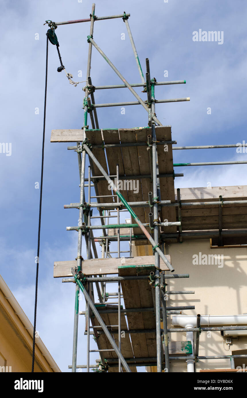 Scaffolding on the side of a residential house Stock Photo - Alamy