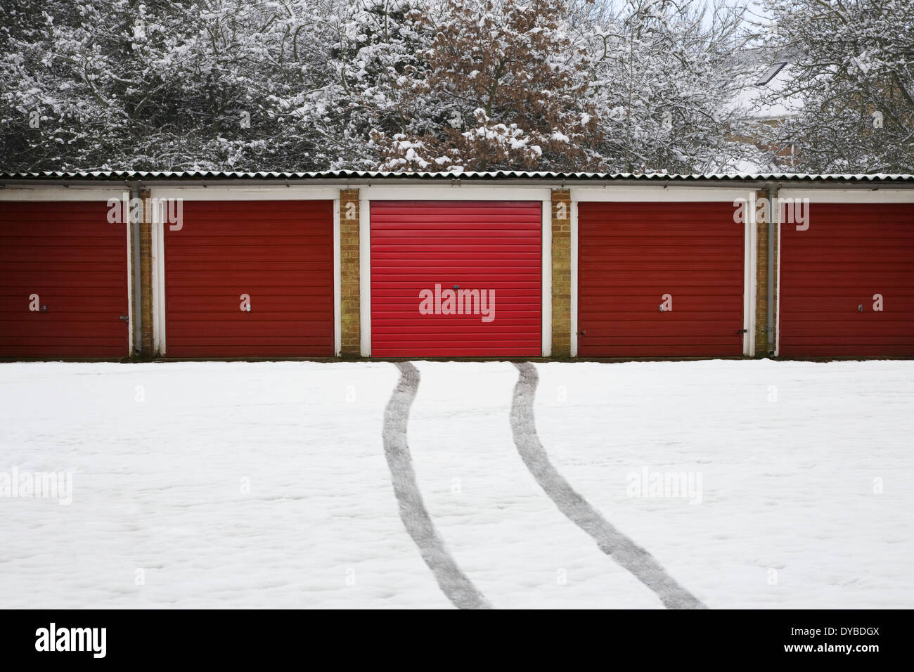 Tyre garage hi-res stock photography and images - Alamy