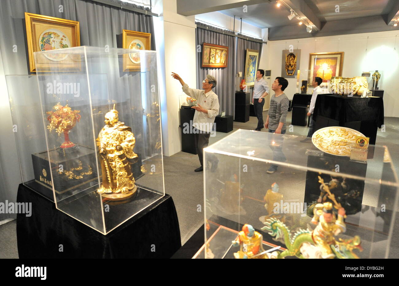 Xiamen. 13th Apr, 2014. Handicraftsman Cai Shuikuang (L) introduces ...