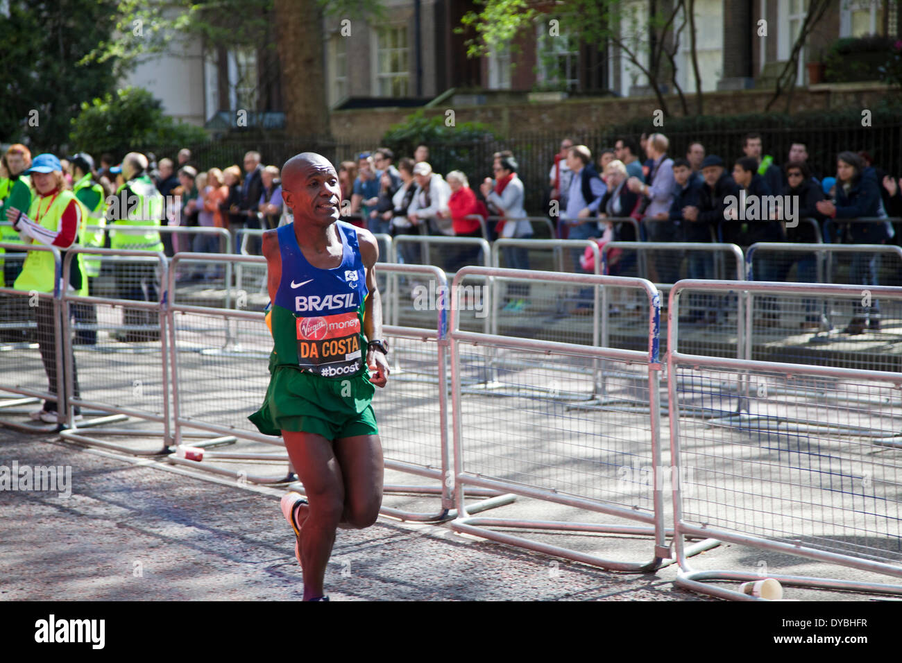 London marathon runners 2014 hi-res stock photography and images - Alamy