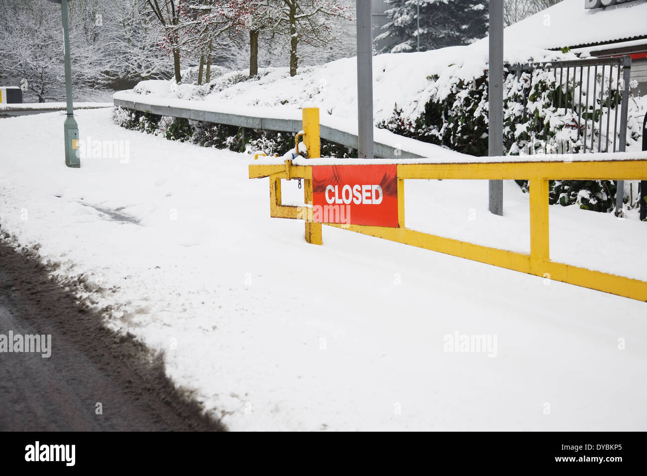 road closed sign winter snow scene in England Stock Photo - Alamy