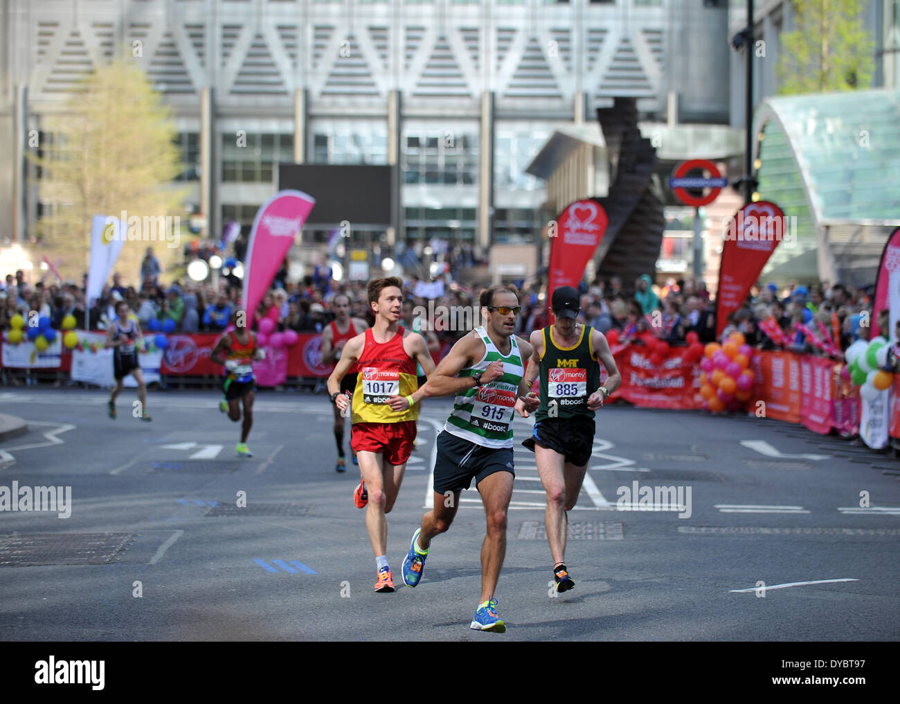 London marathon spectators hi-res stock photography and images - Alamy