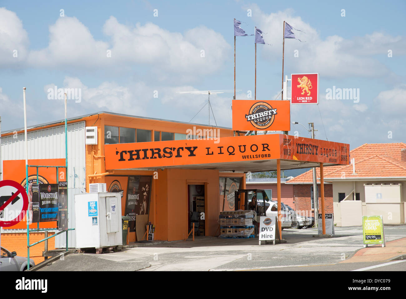 Liquor store exterior hi-res stock photography and images - Alamy