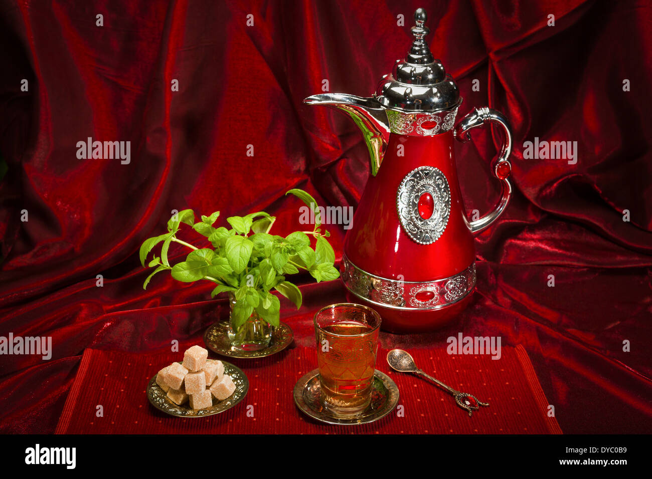 Refreshing mint tea in traditional Arab countries Stock Photo - Alamy