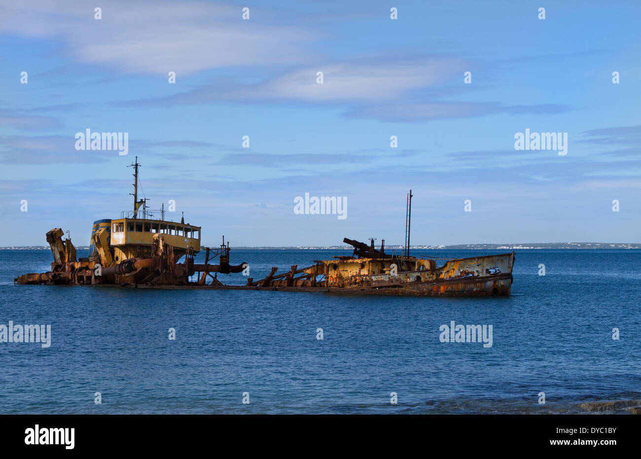 Sunk ship hi-res stock photography and images - Alamy