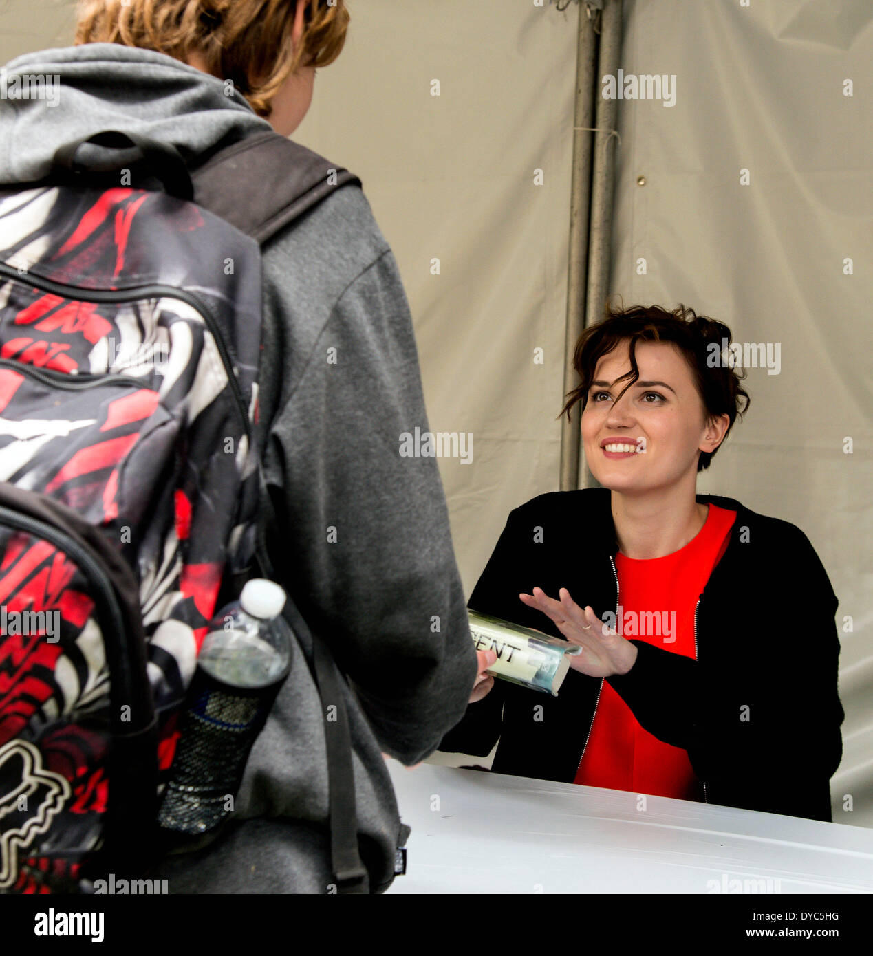 Veronica roth the divergent series hi-res stock photography and images ...