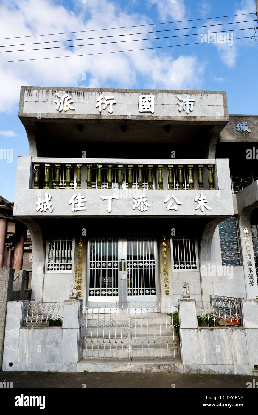 Typical Mausoleum on the Chinese Cemetery in Manila, Philippines Stock ...