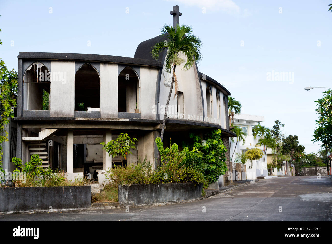 Typical Mausoleum on the Chinese Cemetery in Manila, Philippines Stock ...