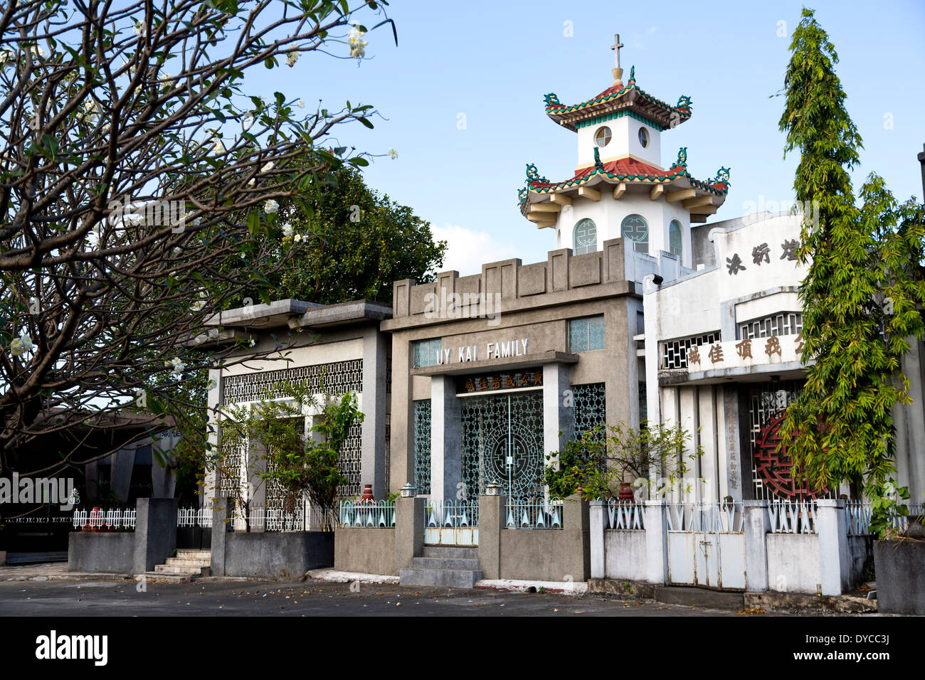 Typical Mausoleum on the Chinese Cemetery in Manila, Philippines Stock ...