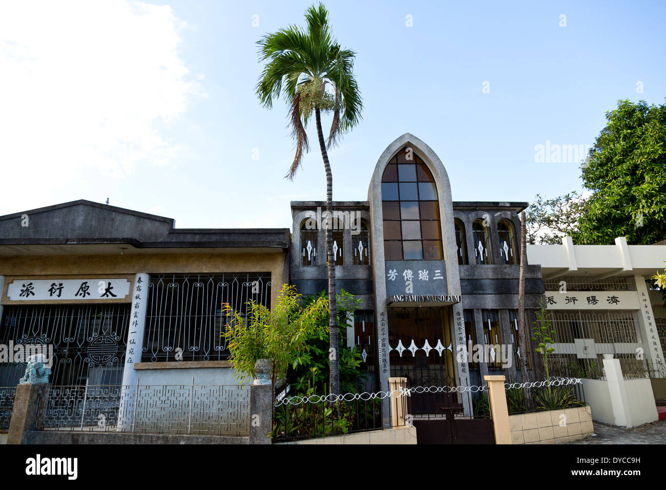 Typical Mausoleum on the Chinese Cemetery in Manila, Philippines Stock ...