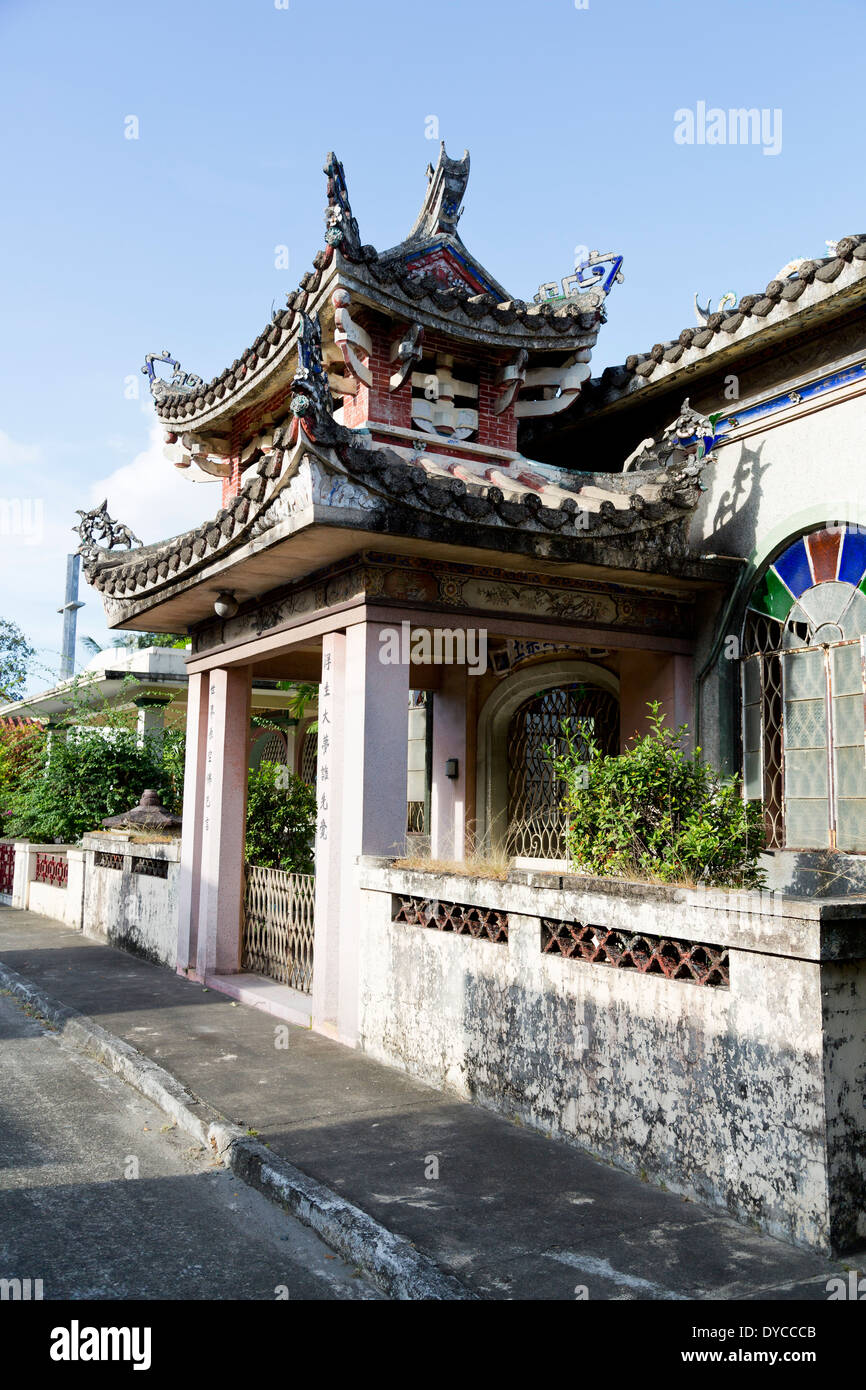 Typical Mausoleum on the Chinese Cemetery in Manila, Philippines Stock ...