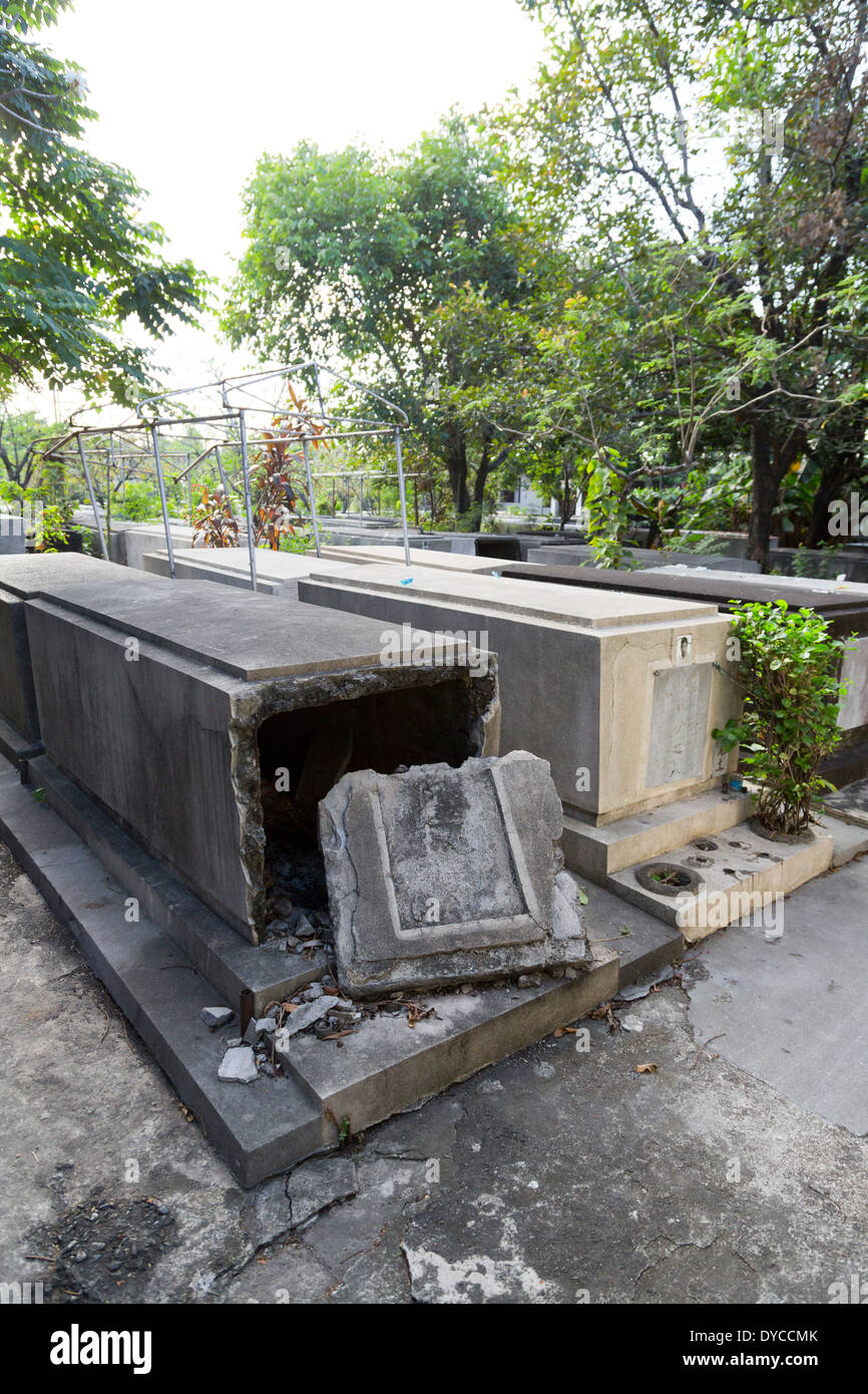 Typical Graves on the Chinese Cemetery in Manila, Philippines Stock ...