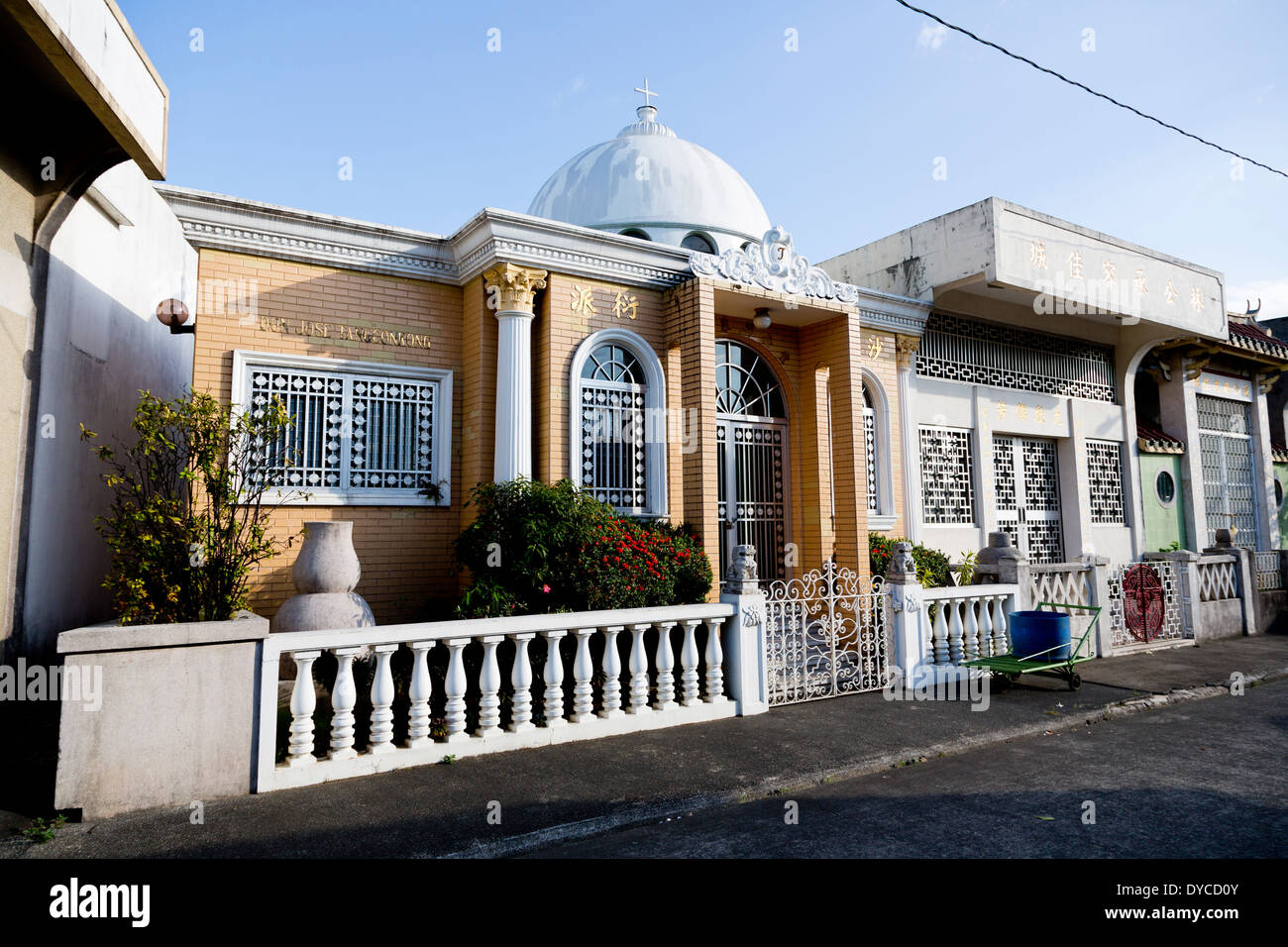 Typical Mausoleum on the Chinese Cemetery in Manila, Philippines Stock ...