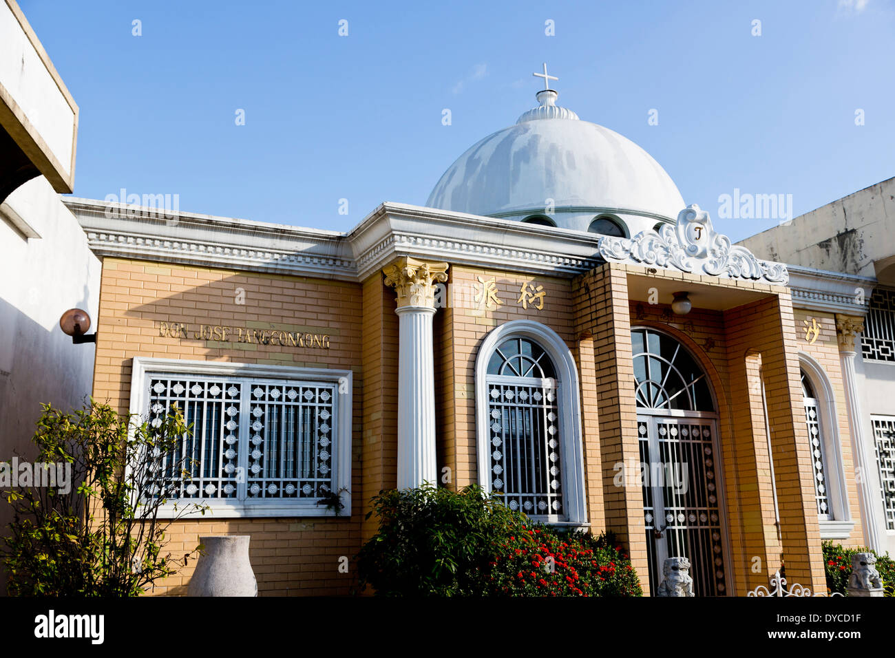 Typical Mausoleum on the Chinese Cemetery in Manila, Philippines Stock ...