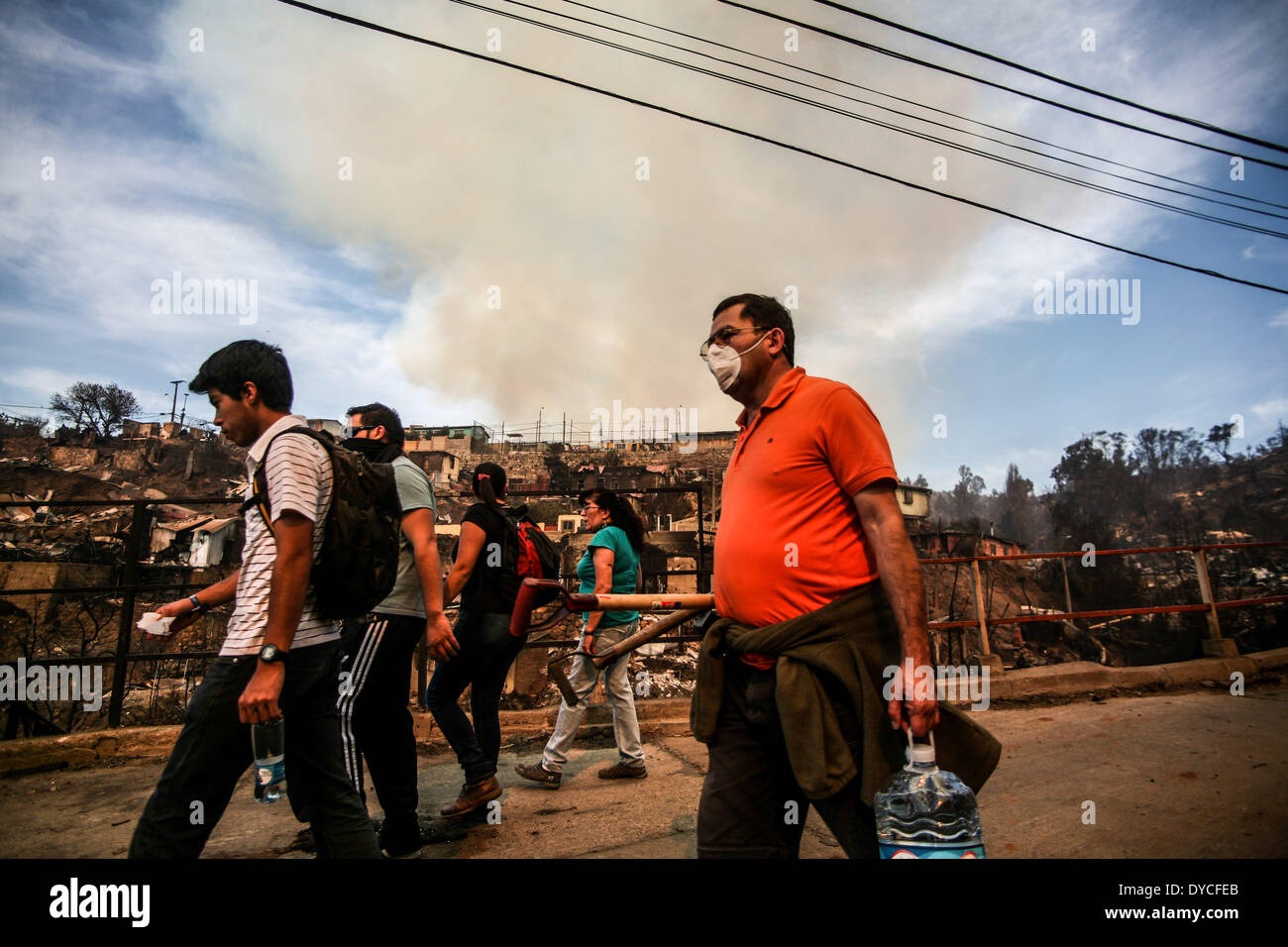 Valparaiso, Chile. 13th Apr, 2014. Intense fires consume a community on ...