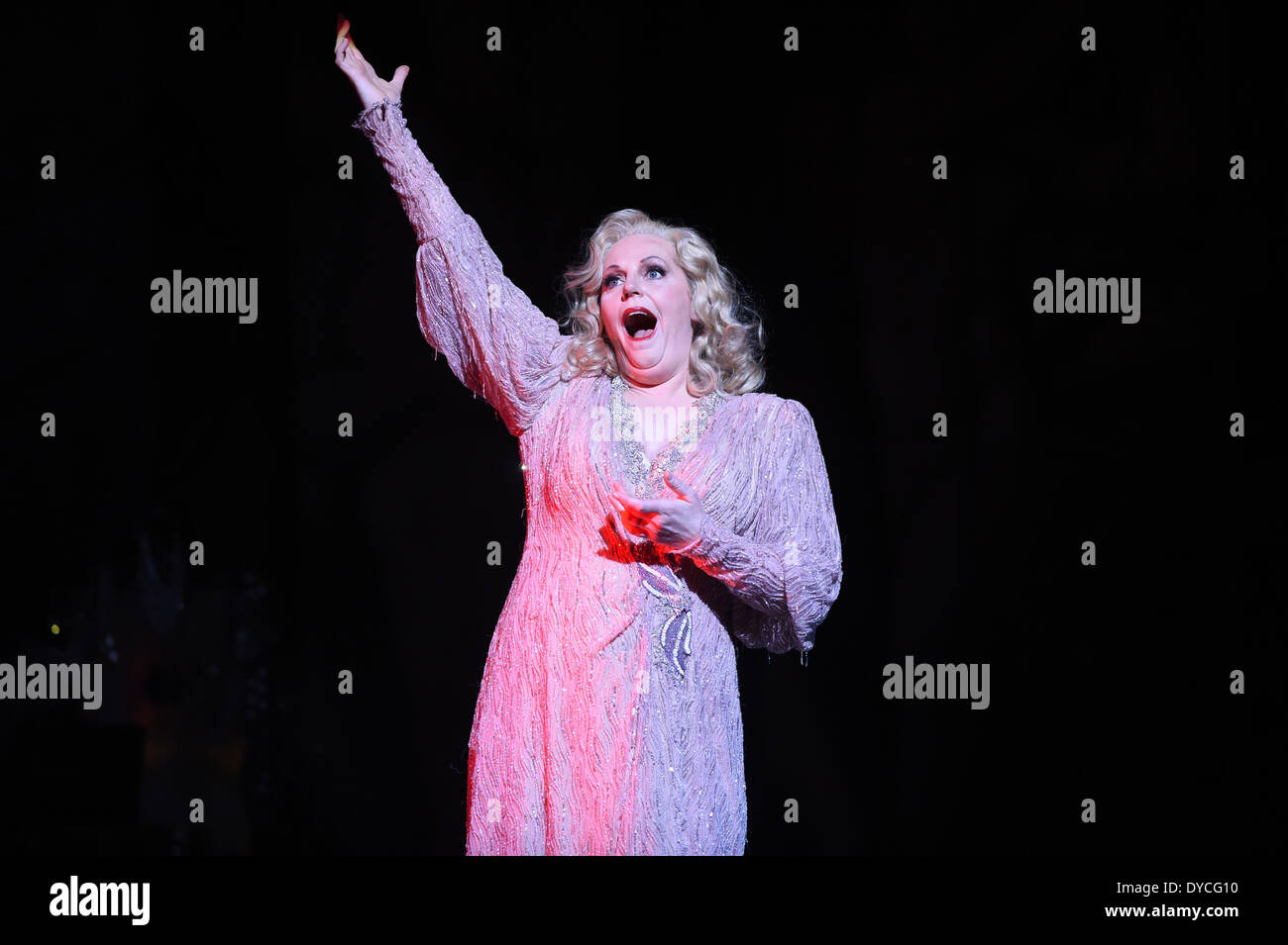 Opera singers eva hi-res stock photography and images - Alamy