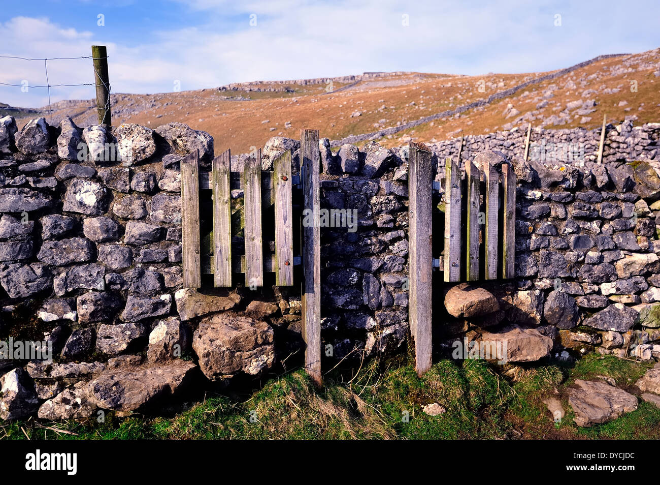 Dry stone walls with gates hi-res stock photography and images - Alamy