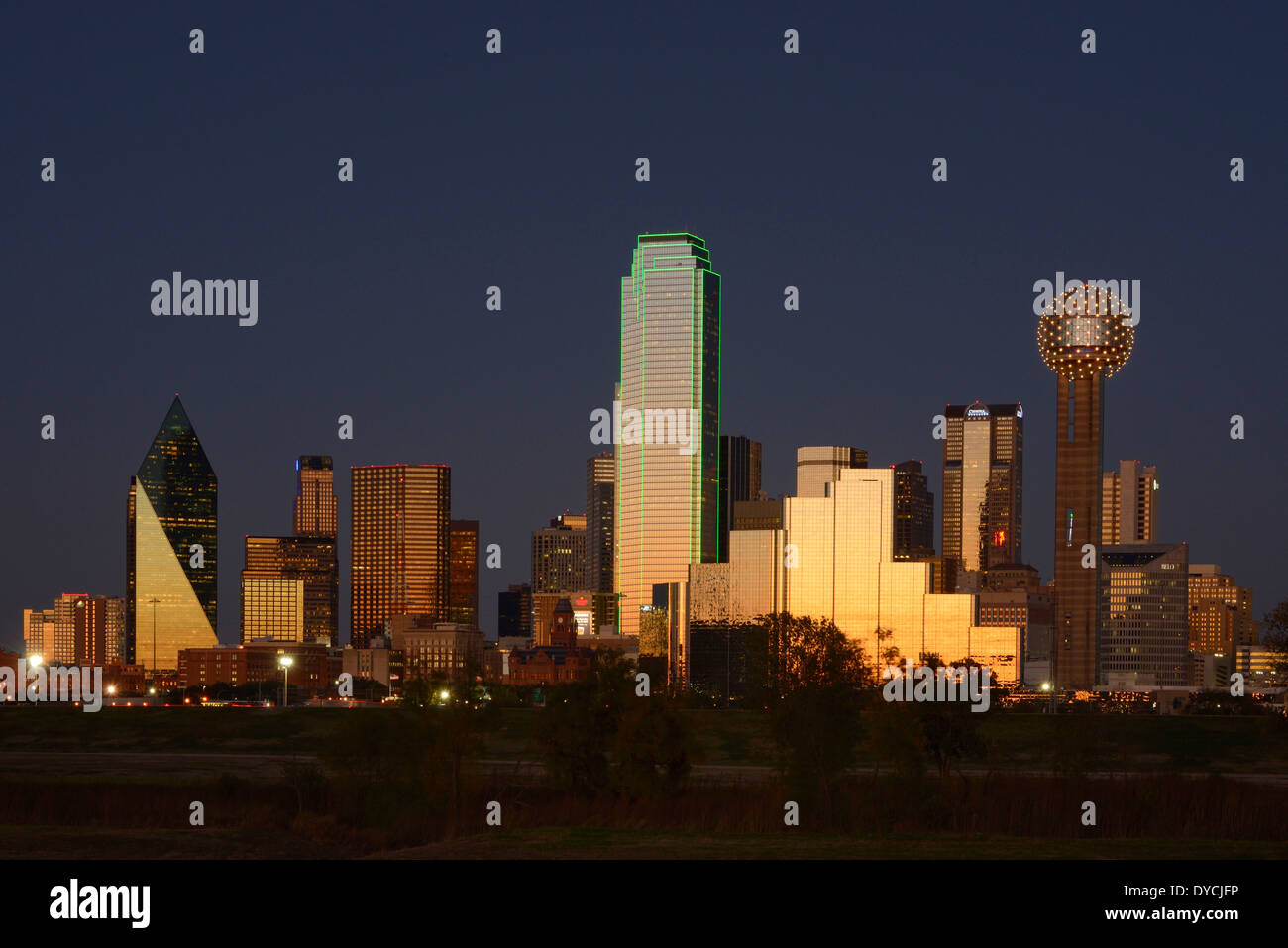 Dallas skyline at dusk hi-res stock photography and images - Alamy