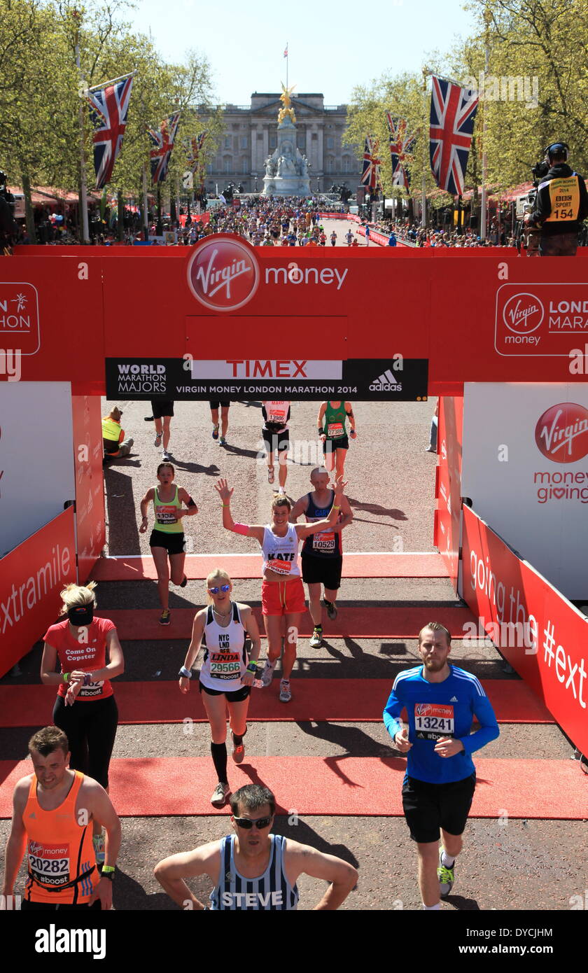 London marathon finish line palace hi-res stock photography and images ...